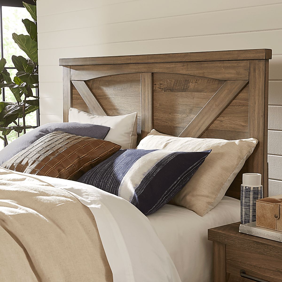 Woodcreek 5 Pc Light Brown Wood Queen Bedroom Set With 3 Pc Queen Panel ...